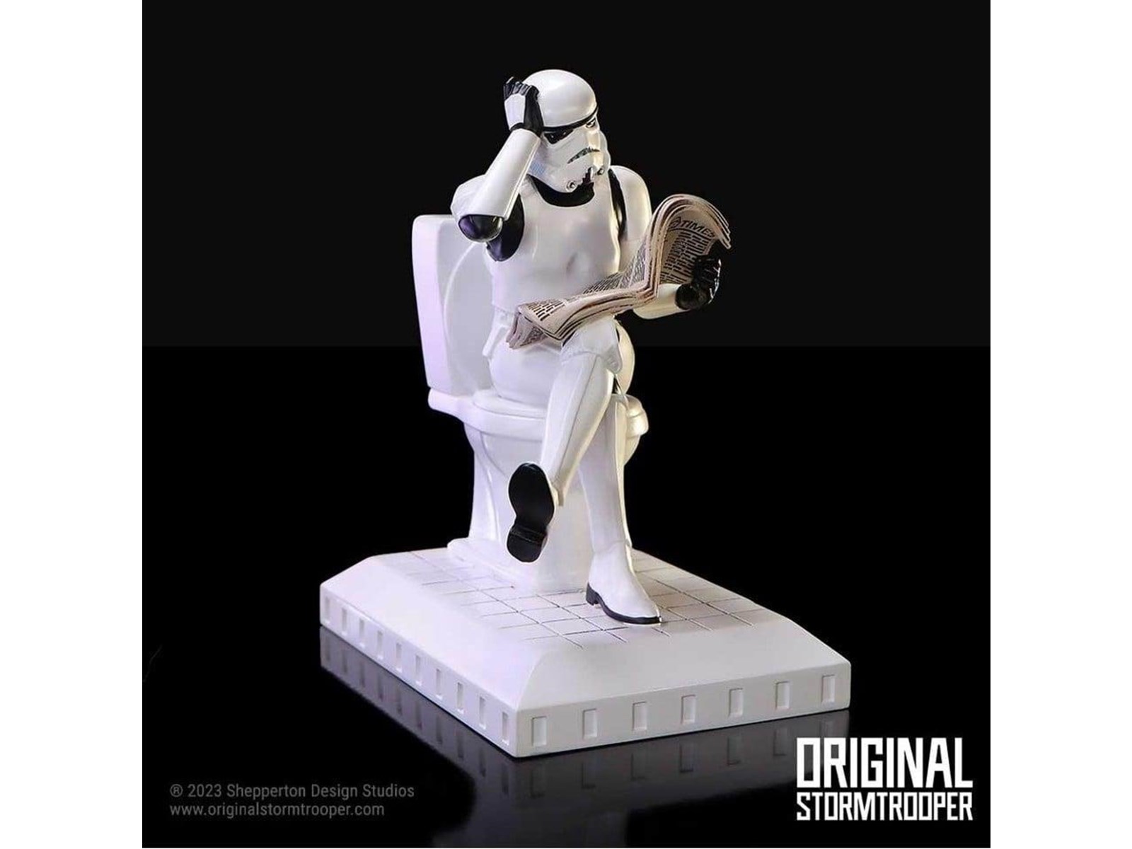 Nemesis Now - Stormtrooper sitting on toilet - Figur | Billig