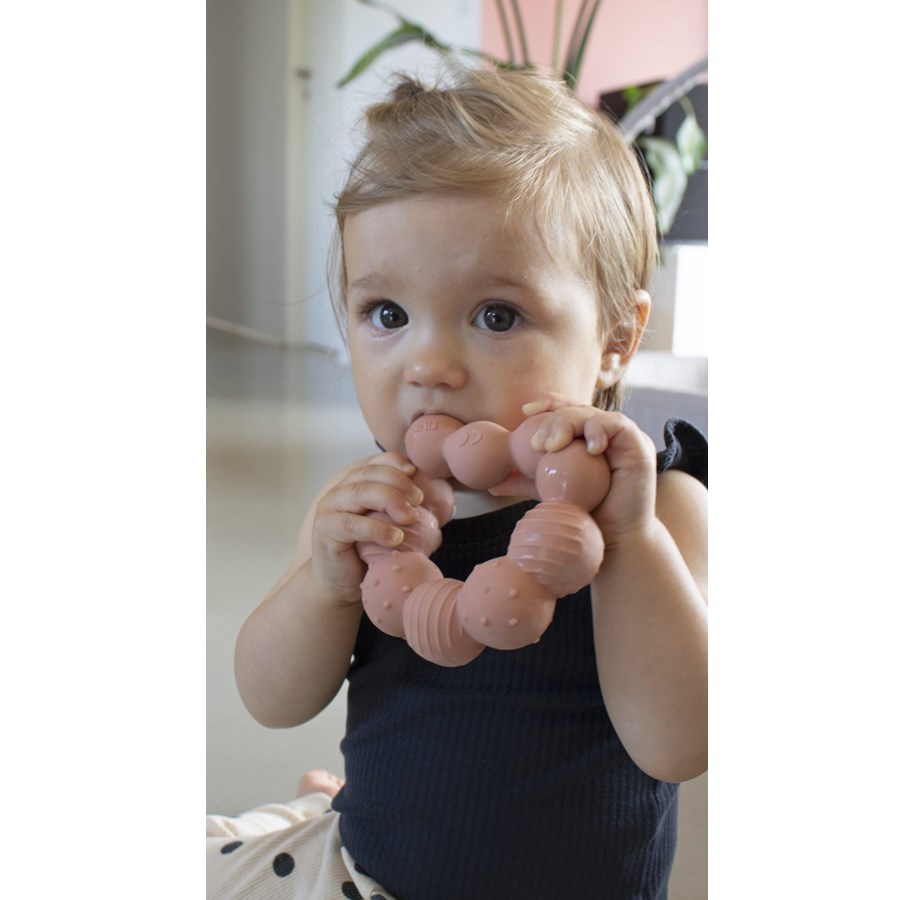 Filibabba Teether - Lily the larva Peach | På lager | Billig